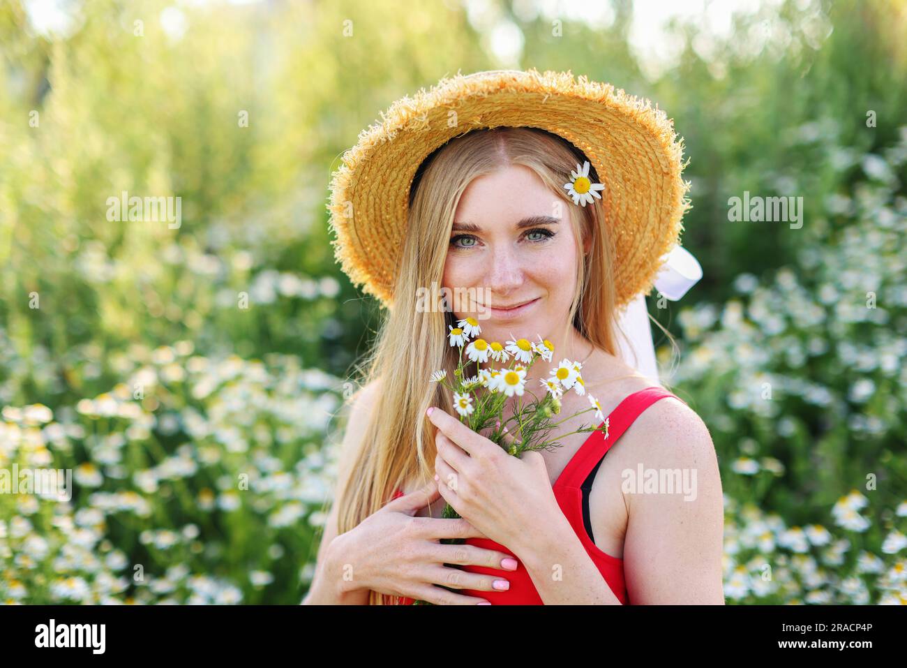 beautiful girl on the daisy flowers field Stock Photo - Alamy