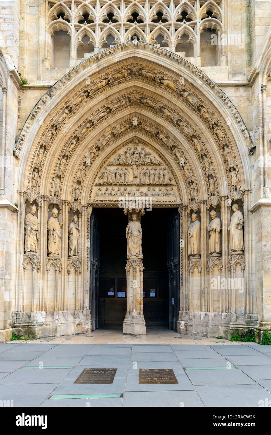 Tympanum and voussoirs of the royal portal (1200–1250) of Bordeaux ...