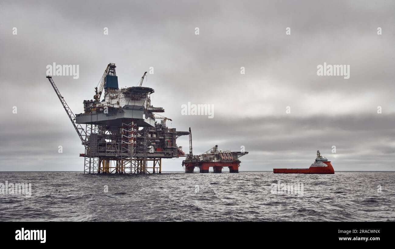 Panorama of Jack up drilling rig, semi submersible platform and supply ...
