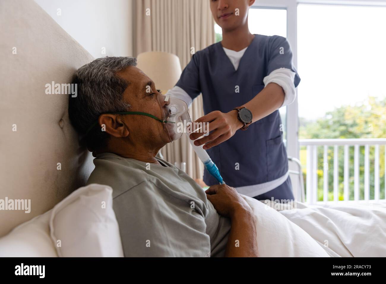 Oxygen mask home elderly hi-res stock photography and images - Alamy