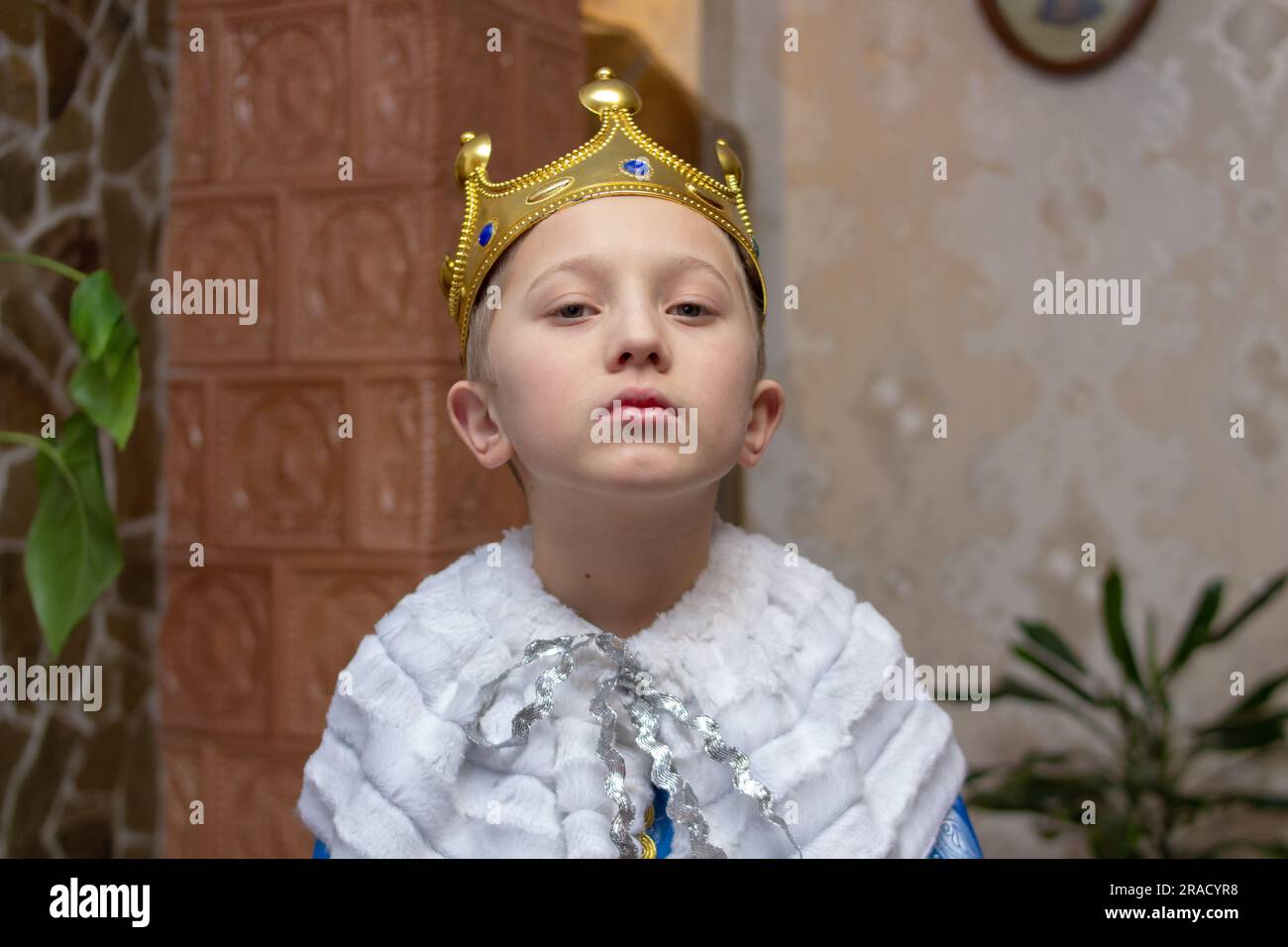 boy dress up in king costume for christmas performance Stock Photo - Alamy