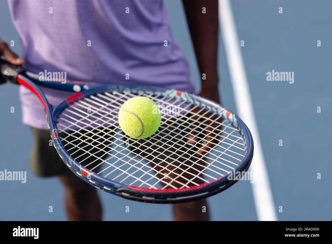 Tennis player holding tennis racket hi-res stock photography and images ...