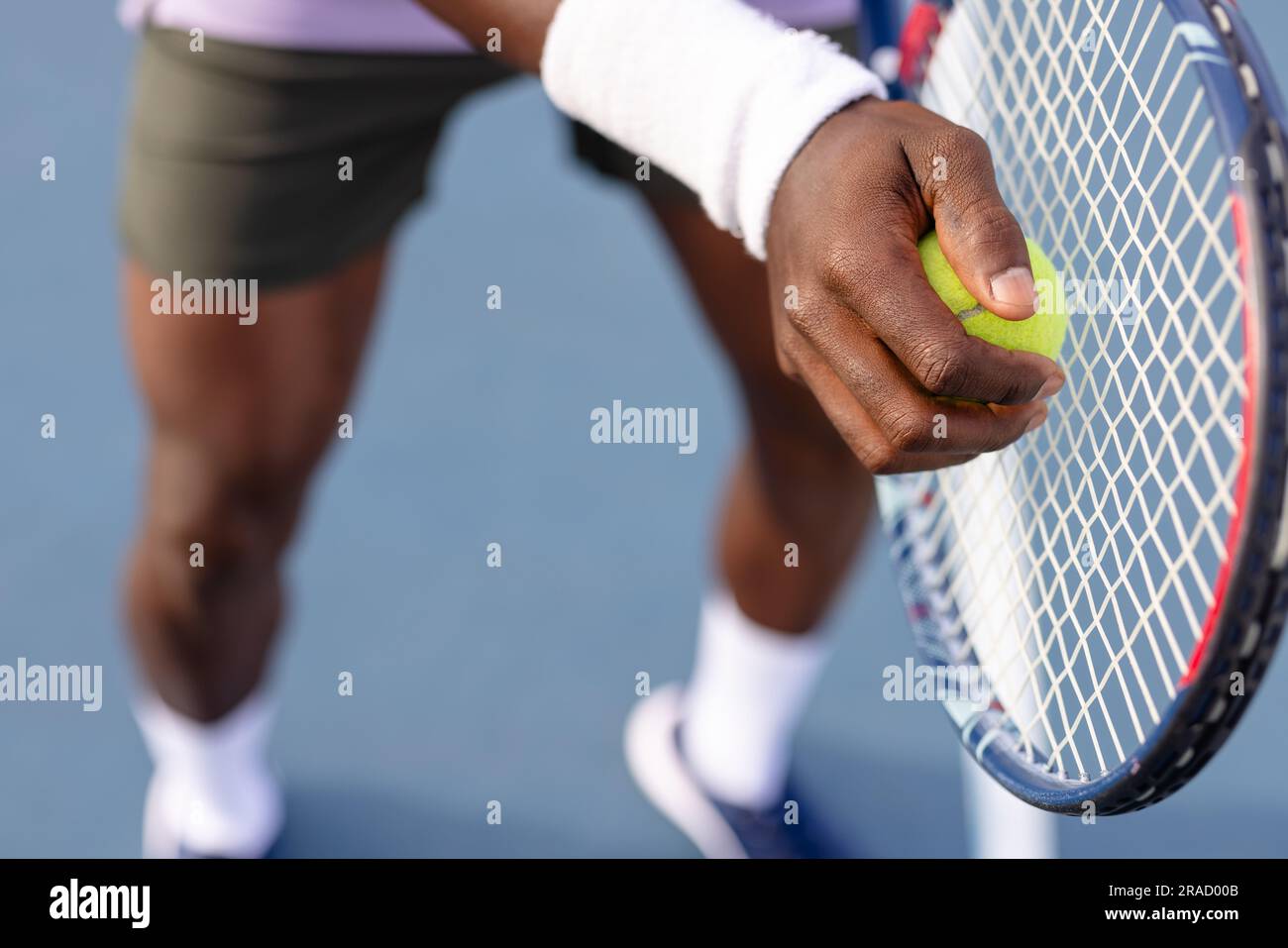 Tennis player holding tennis racket hi-res stock photography and images ...