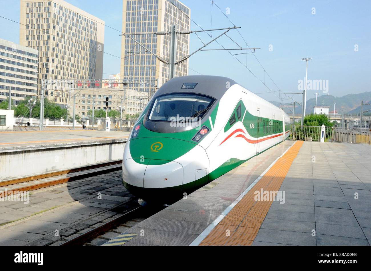 A Fuxing bullet train begins trial operation on Xining-Golmud section ...
