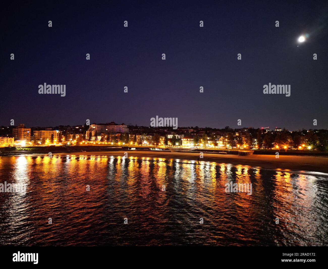 Lovers at beach at night hi-res stock photography and images - Alamy