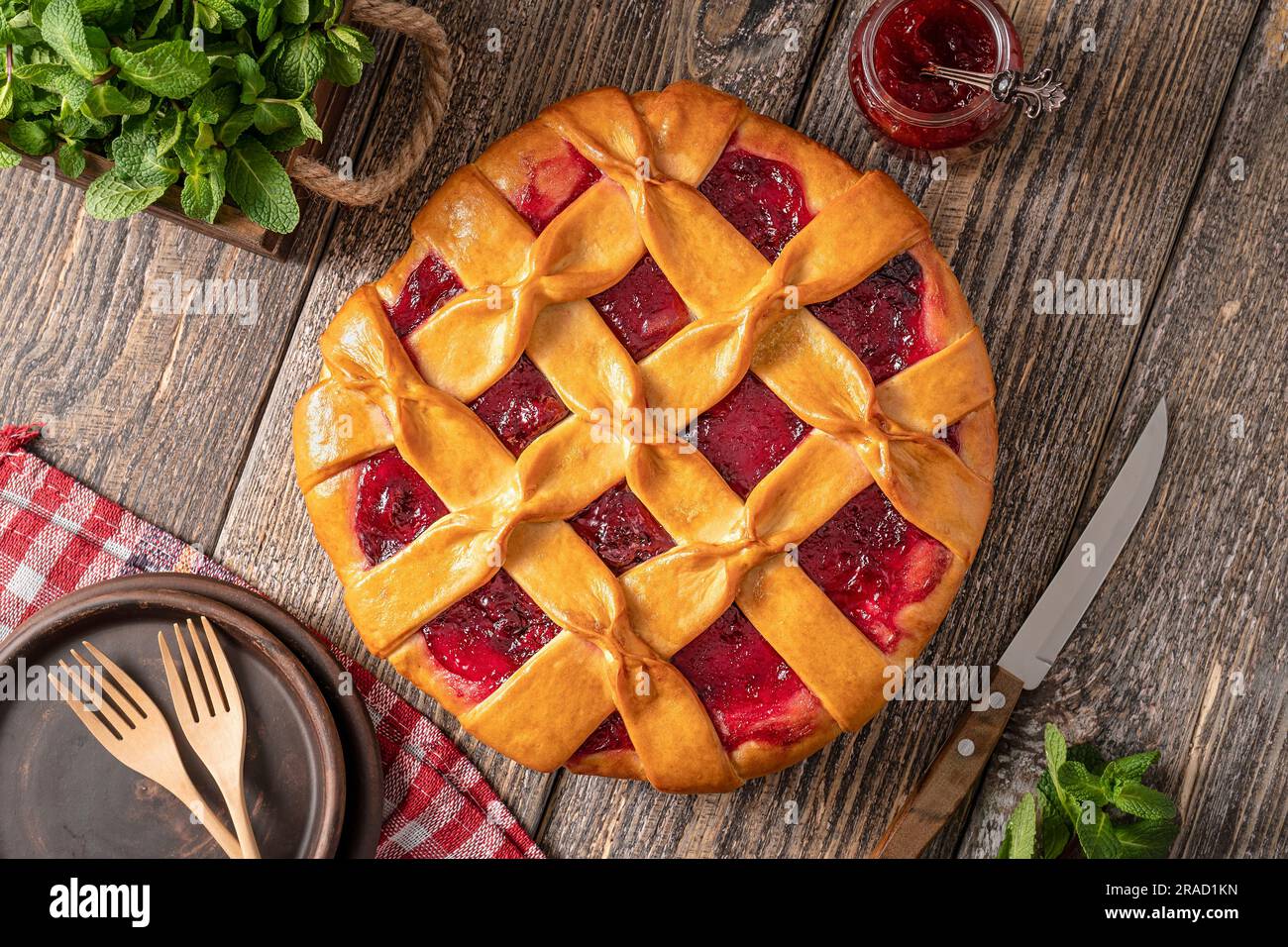 Pie crusts hi-res stock photography and images - Alamy