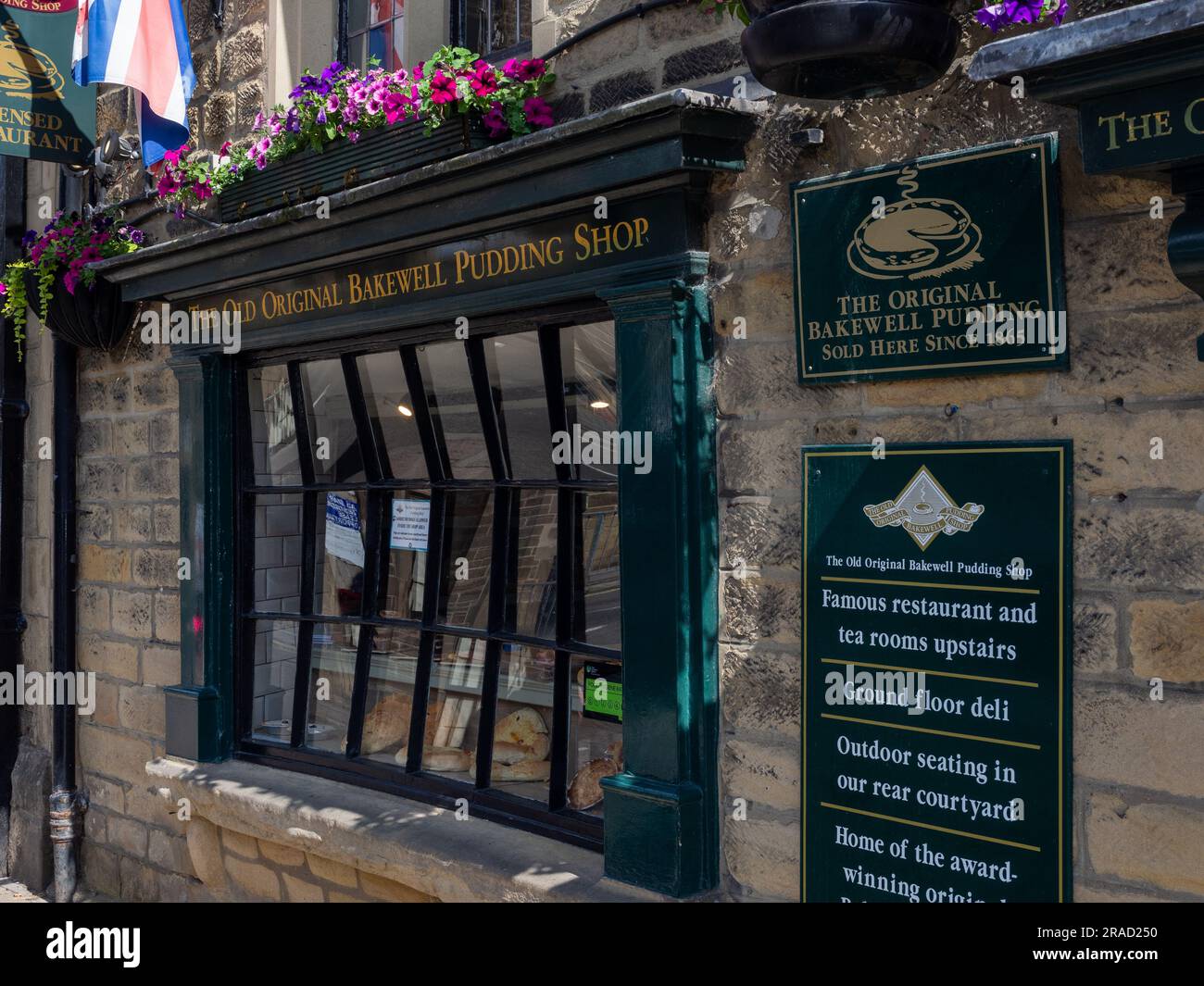 Old shop frontage hi-res stock photography and images - Alamy