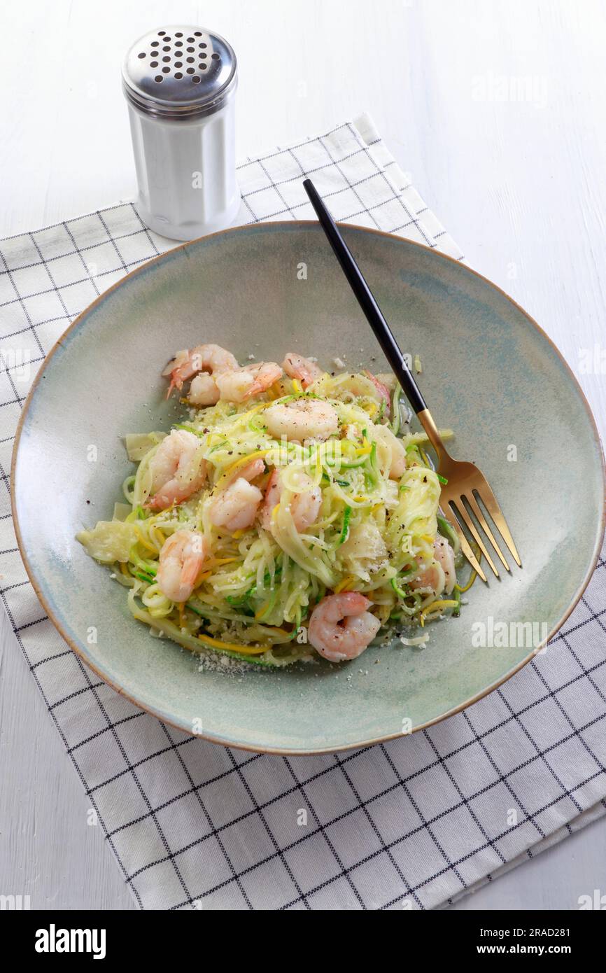 Courgette spaghetti with prawns Stock Photo - Alamy