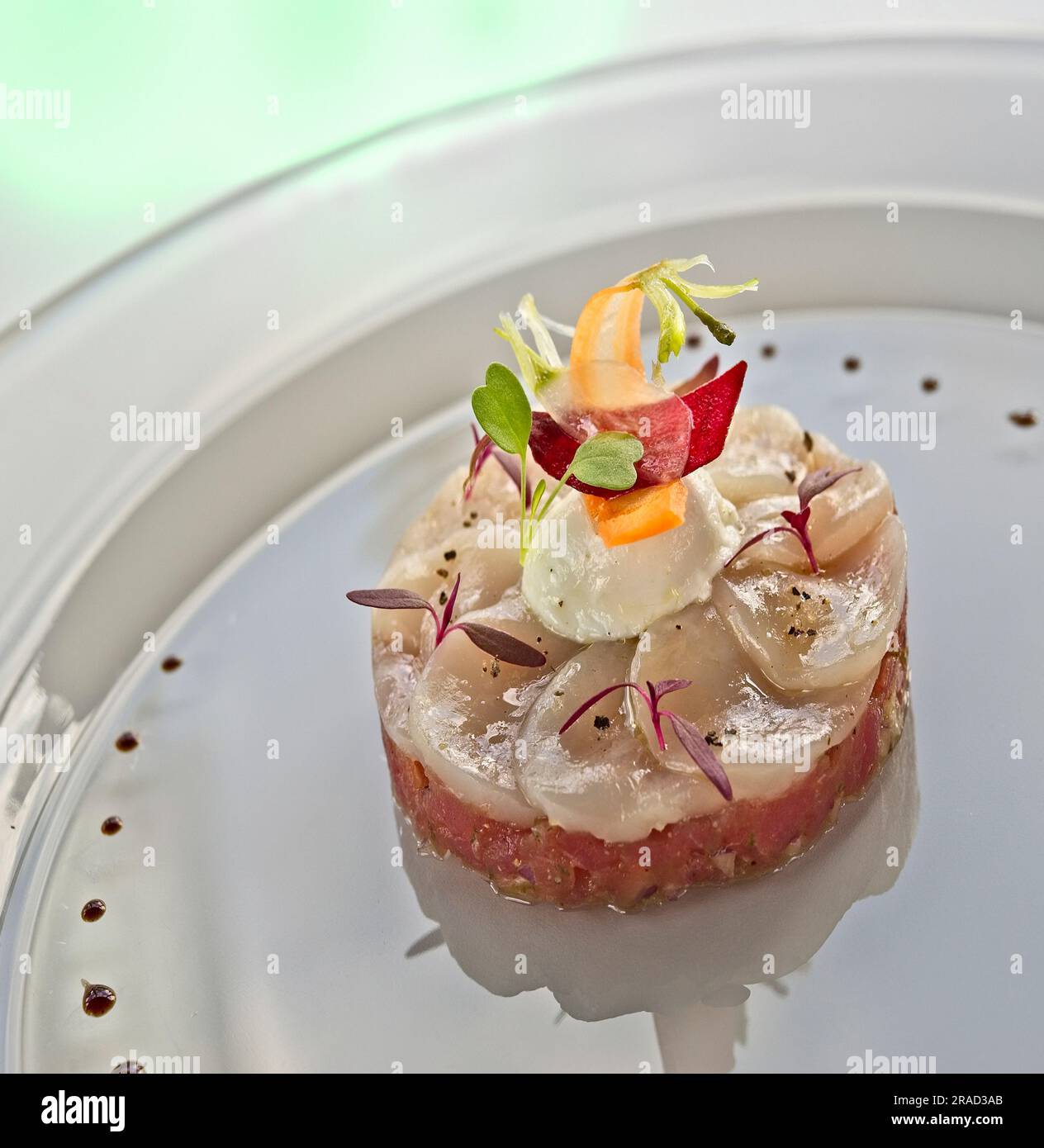 Scallop tuna carpaccio Stock Photo - Alamy