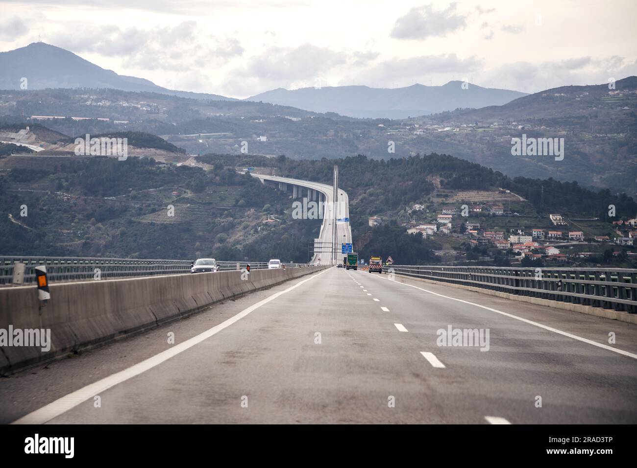 Car crossing bridge over motorway hi-res stock photography and images ...
