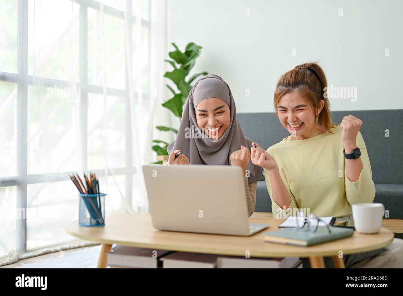 Group muslim people celebrating hi-res stock photography and images - Alamy