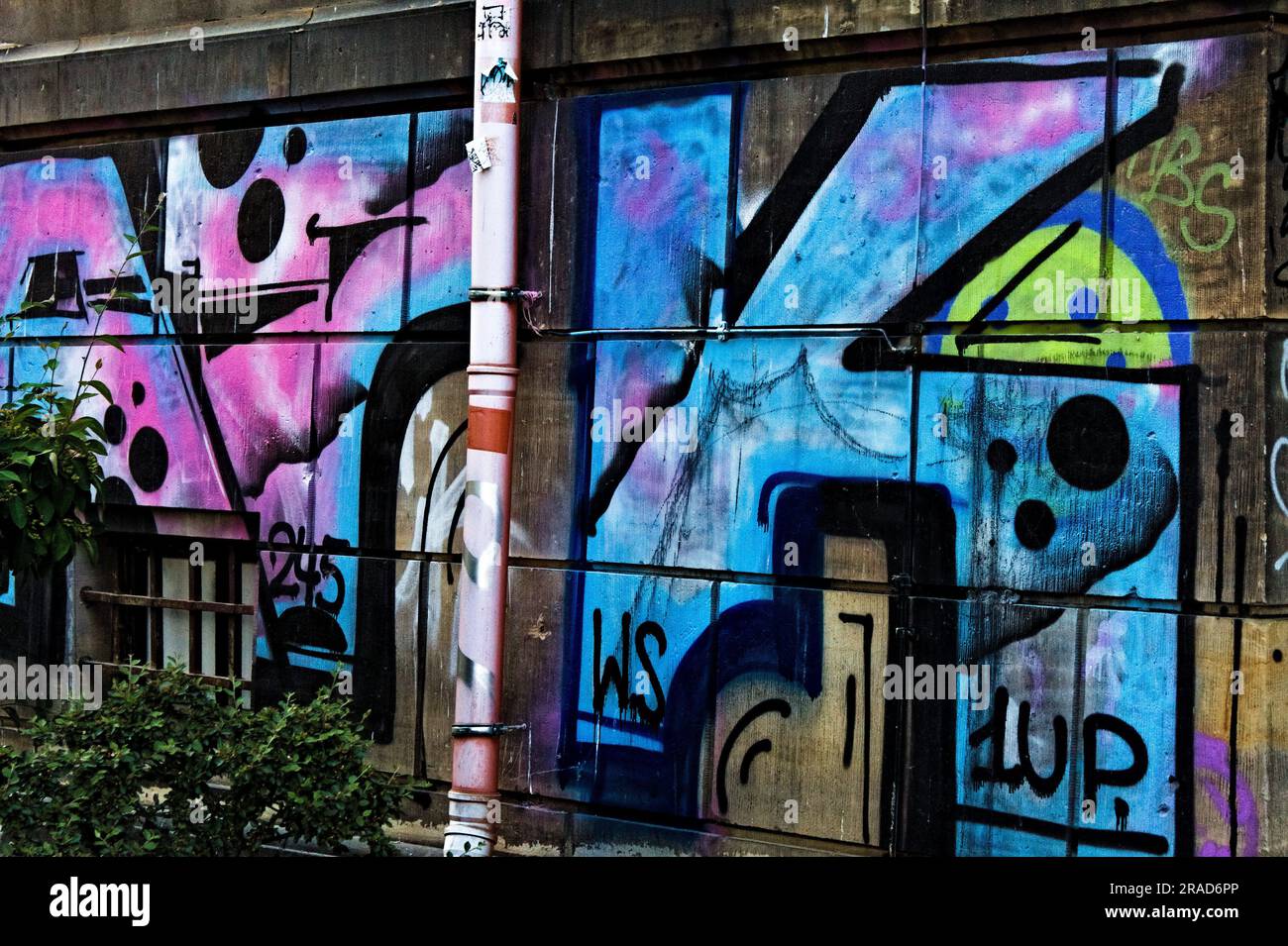 Graffiti on a very big wall hi-res stock photography and images - Alamy