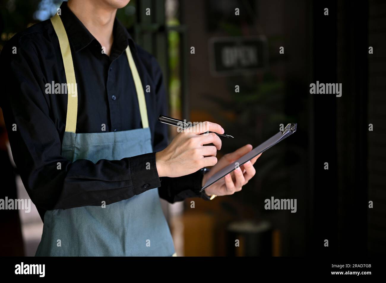Baristas taking order hi-res stock photography and images - Alamy