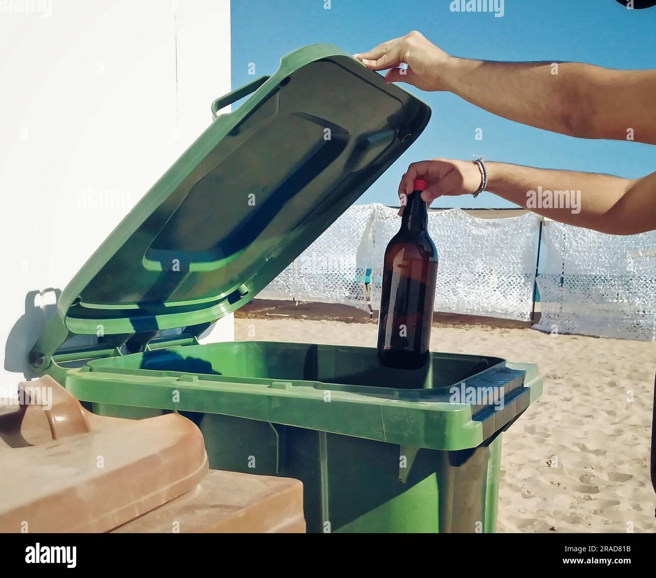 Man hand glass bottle hi-res stock photography and images - Alamy