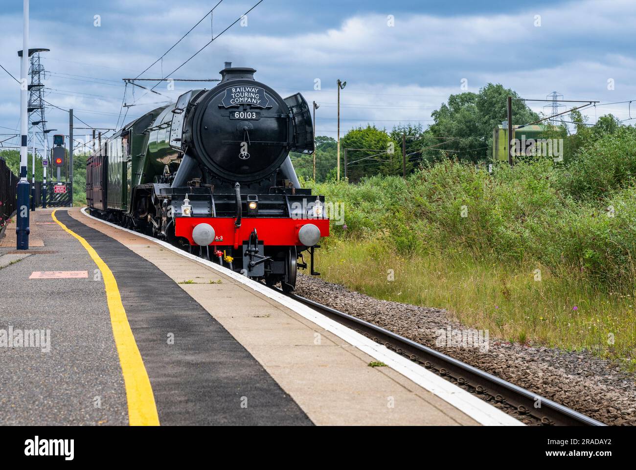 The world-famous Flying Scotsman steam train arrives at Grantham Train ...