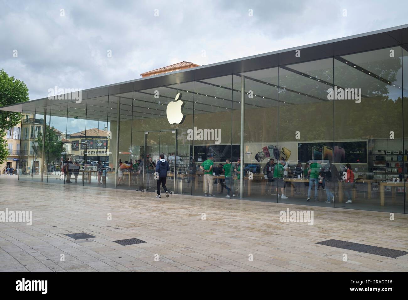 Exterior of apple computer store with logo hi-res stock photography and ...