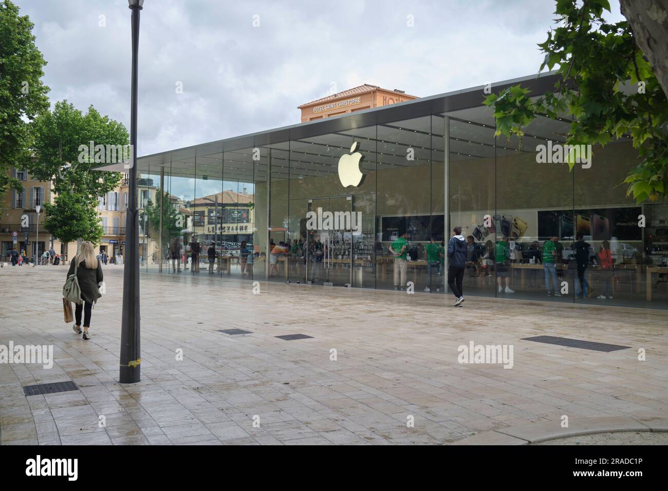 Apple Store in Aix en Provence France Stock Photo - Alamy
