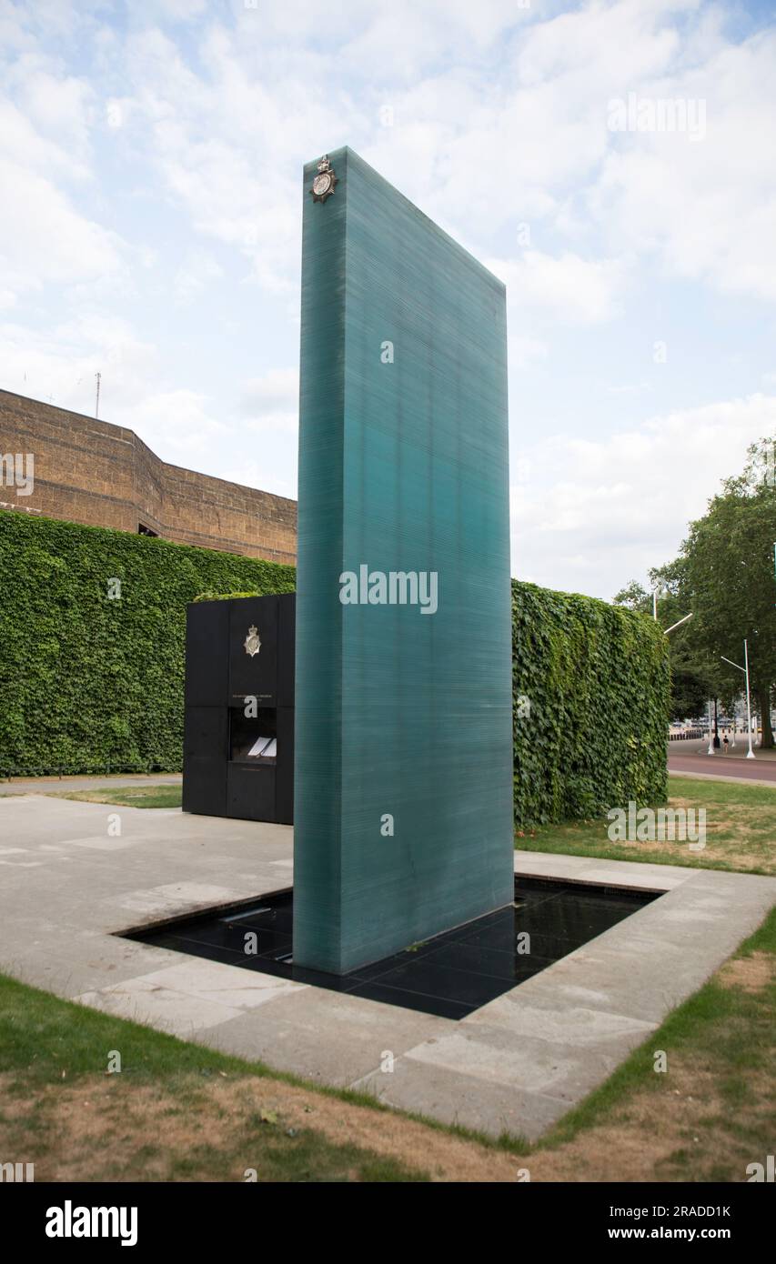 Police memorial statue hi-res stock photography and images - Alamy