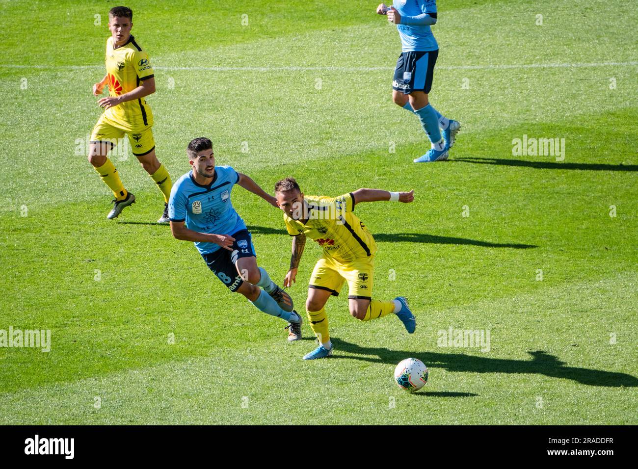 David Ball attacks and Paulo Retre defends – Wellington Phoenix v ...