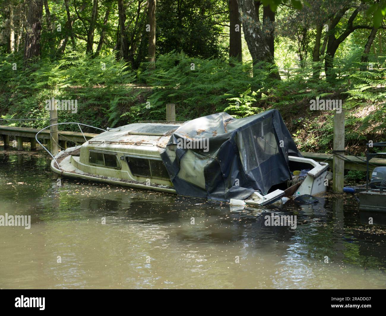 Sinking canal boat hi-res stock photography and images - Alamy