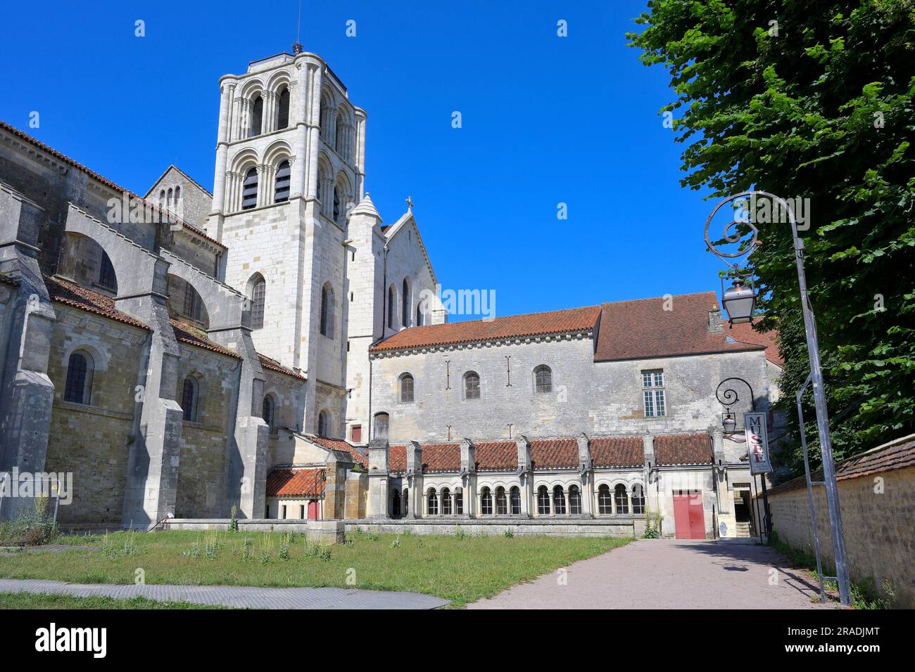 The majestic Basilica of Sainte-Marie-Madeleine (Abbaye Sainte-Marie ...