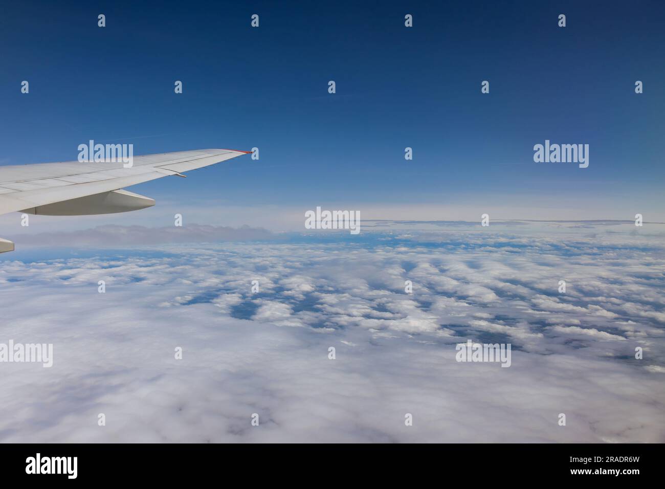 View from airplane window reveals breathtaking panorama of Earth below ...