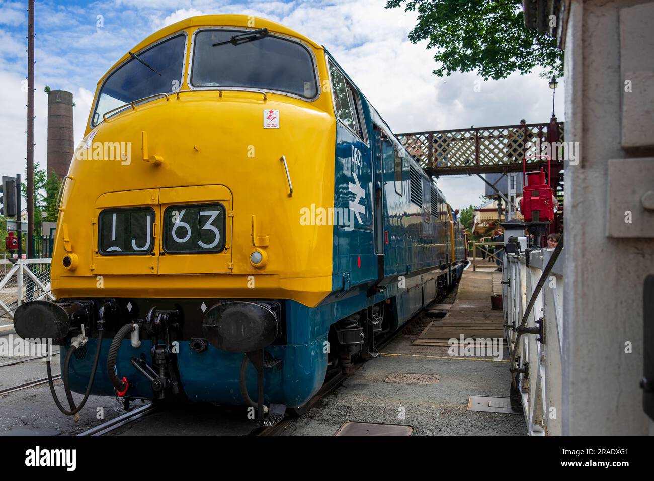 BR Class 42 D821 Greyhound diesel locomotive pictured leaving ...