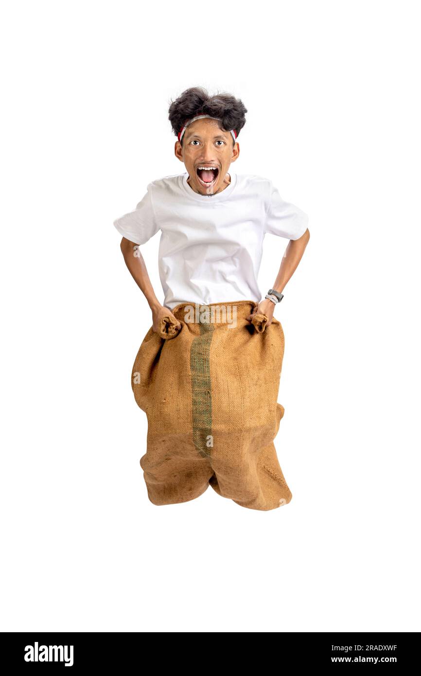 Indonesian men celebrate Indonesian independence day on 17 August with ...