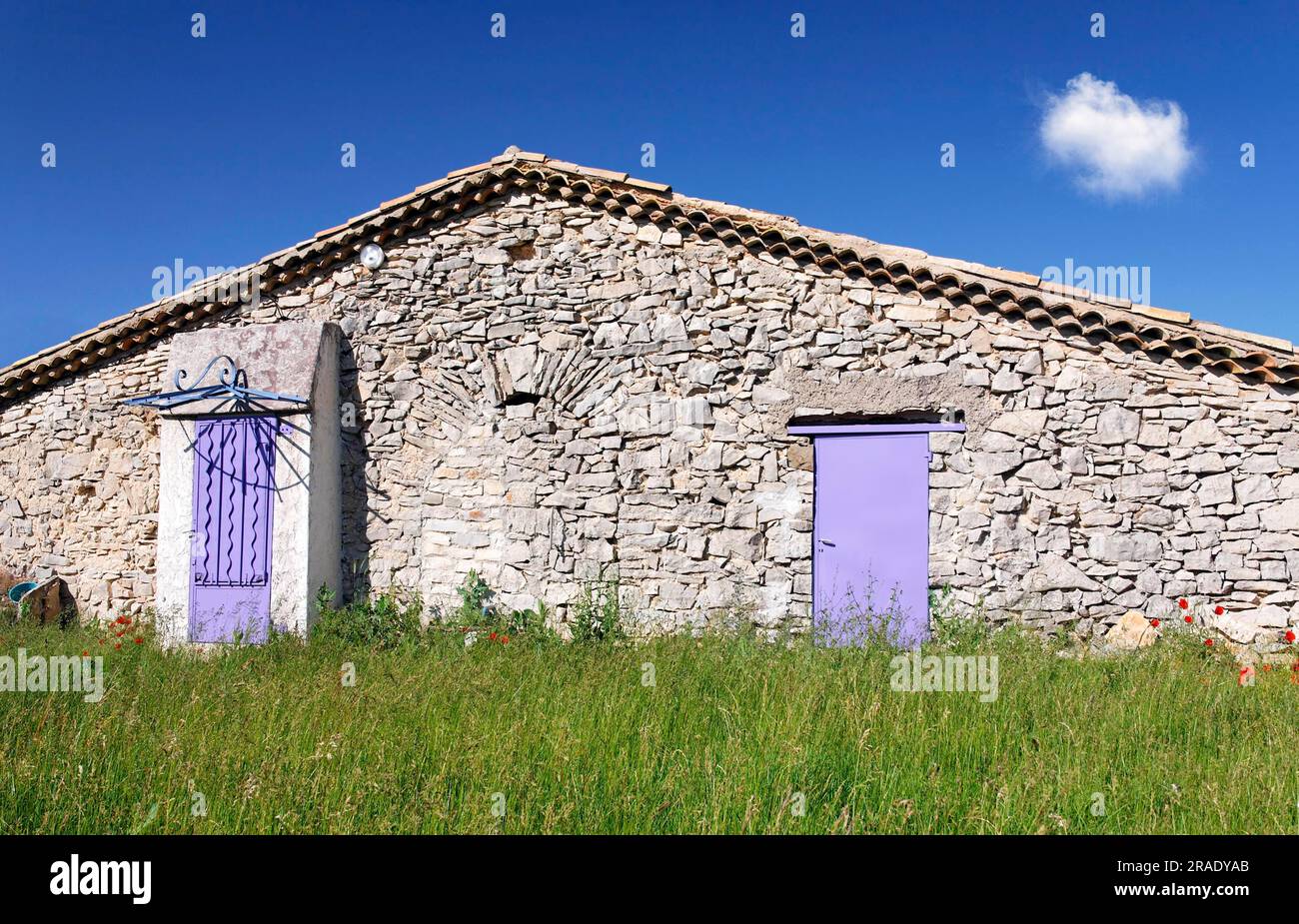 Stone barn southern france hi-res stock photography and images - Alamy