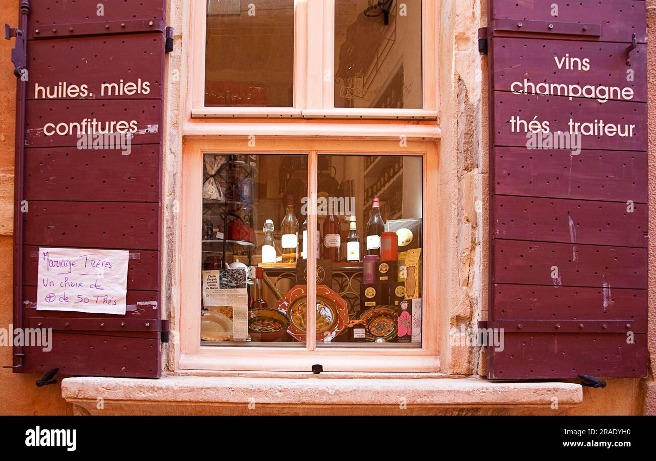 Alcohol window display hi-res stock photography and images - Alamy