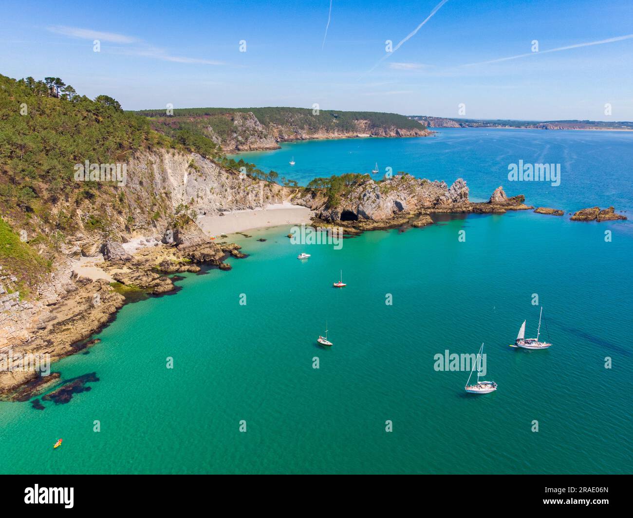 FRANCE, FINISTERE (29), POINTE DE SAINT-HERNOT. VIEW OF THE VIRGIN ...