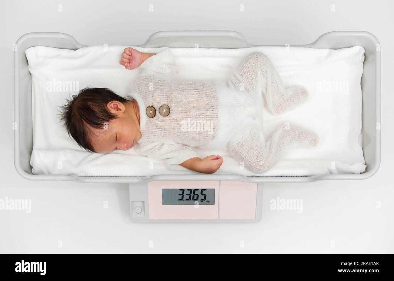 newborn baby weight measurement on the digital scales Stock Photo - Alamy