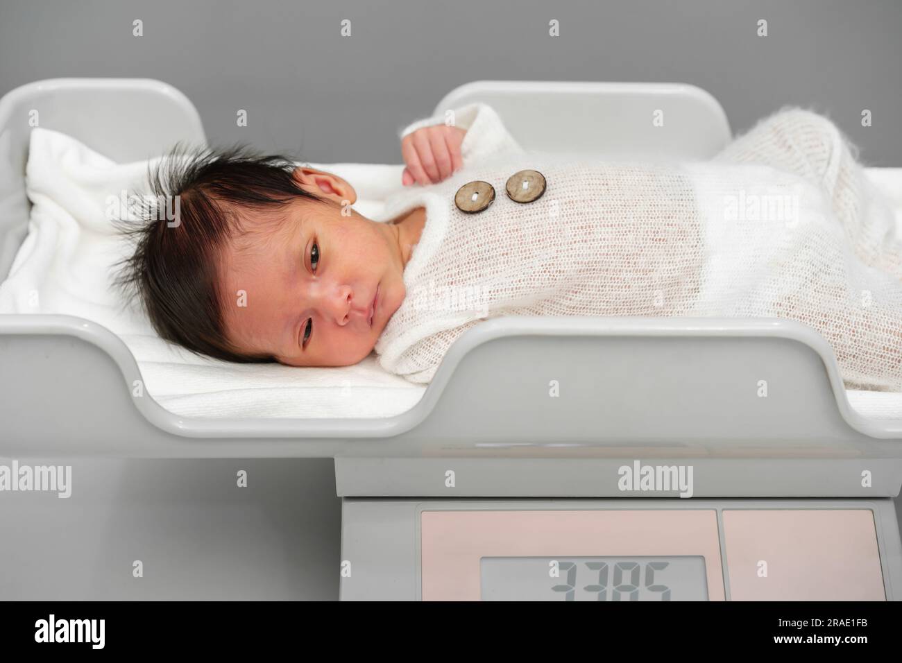 newborn baby weight measurement on the digital scales Stock Photo - Alamy