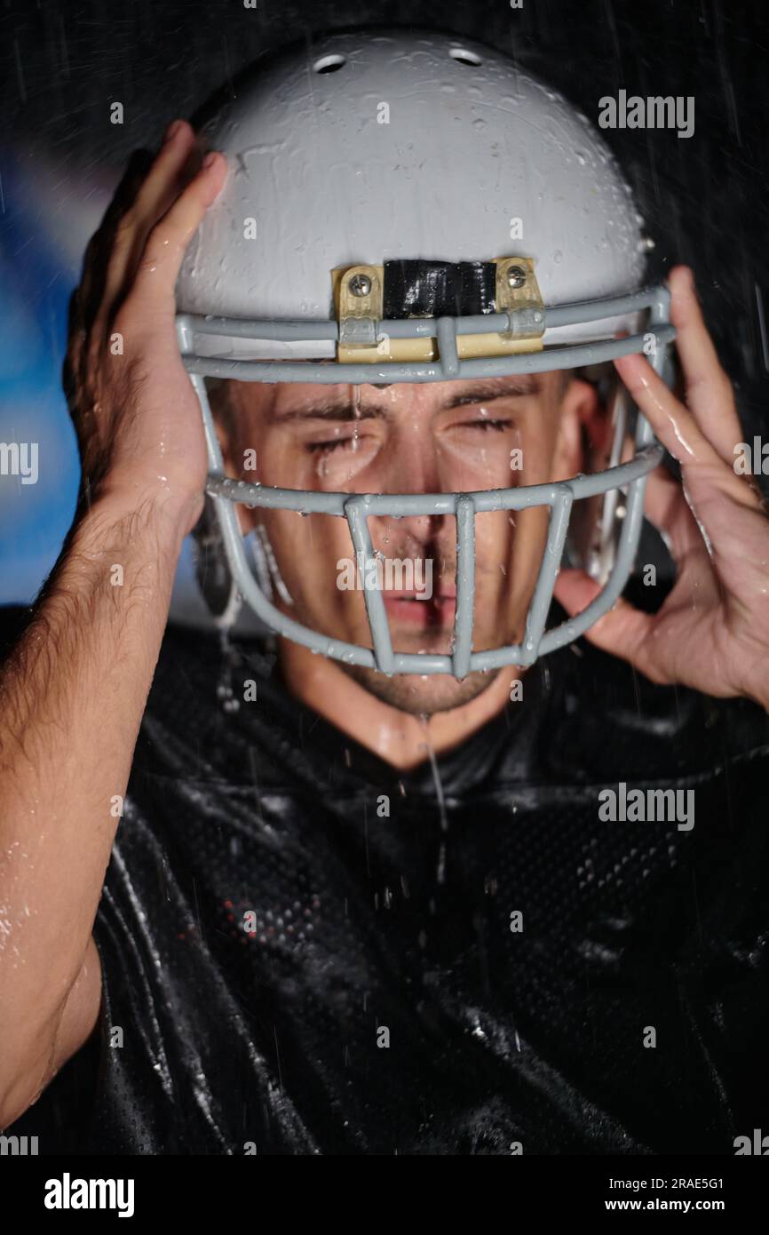 Helmet to helmet collision football hi-res stock photography and images ...