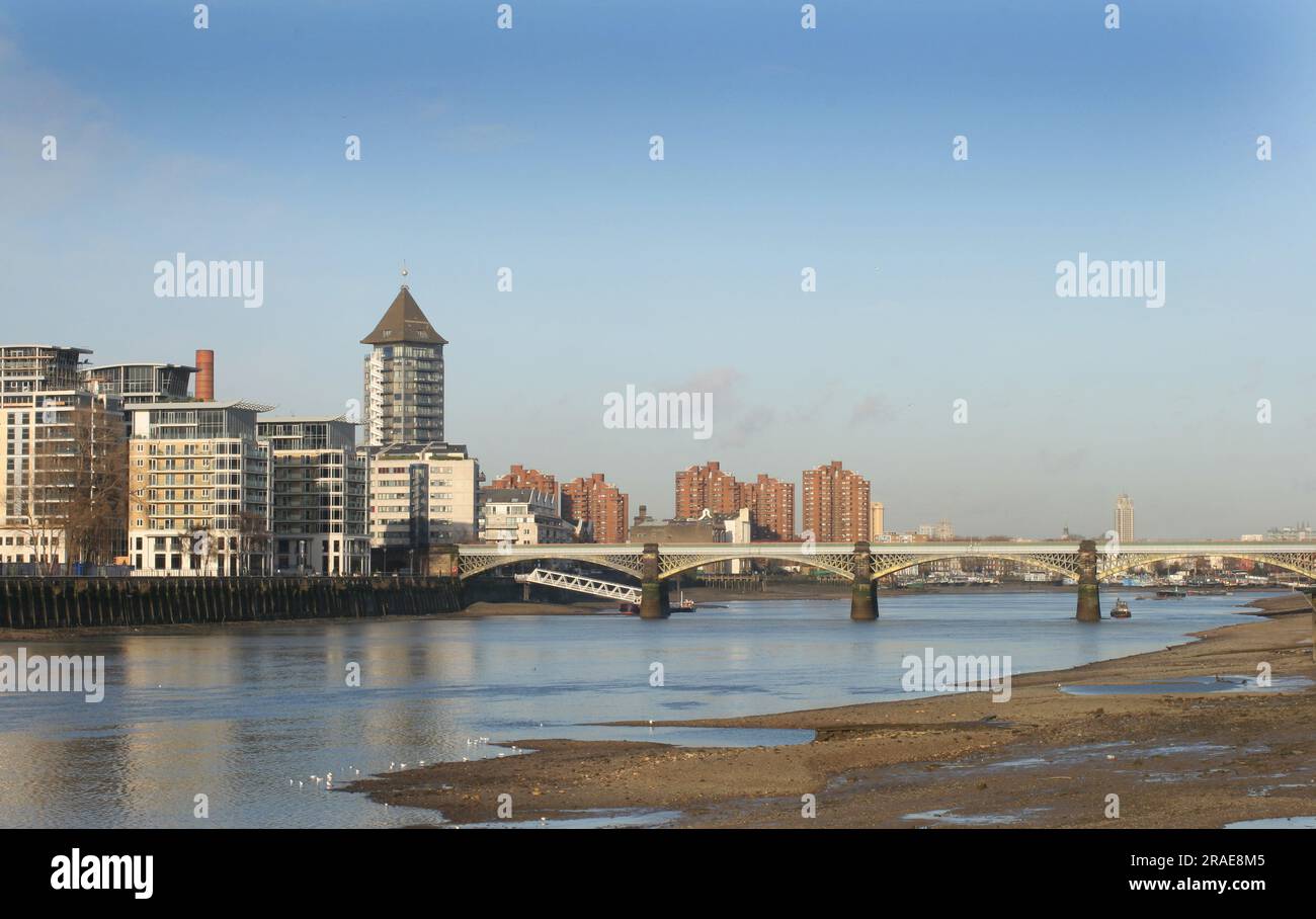 A view over a low tide Thames of Battersea bridge Stock Photo - Alamy