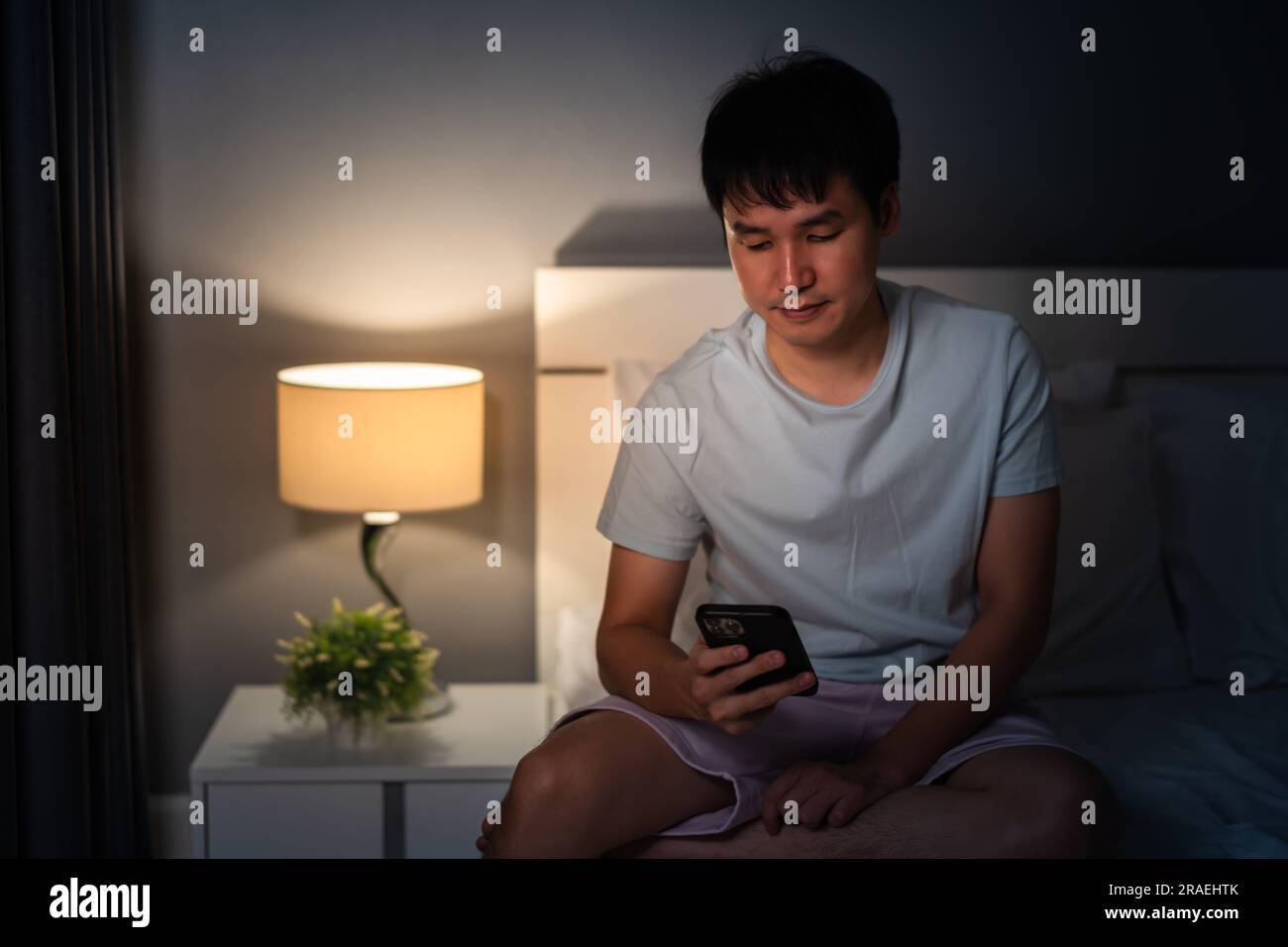 Man phone bed night hi-res stock photography and images - Alamy