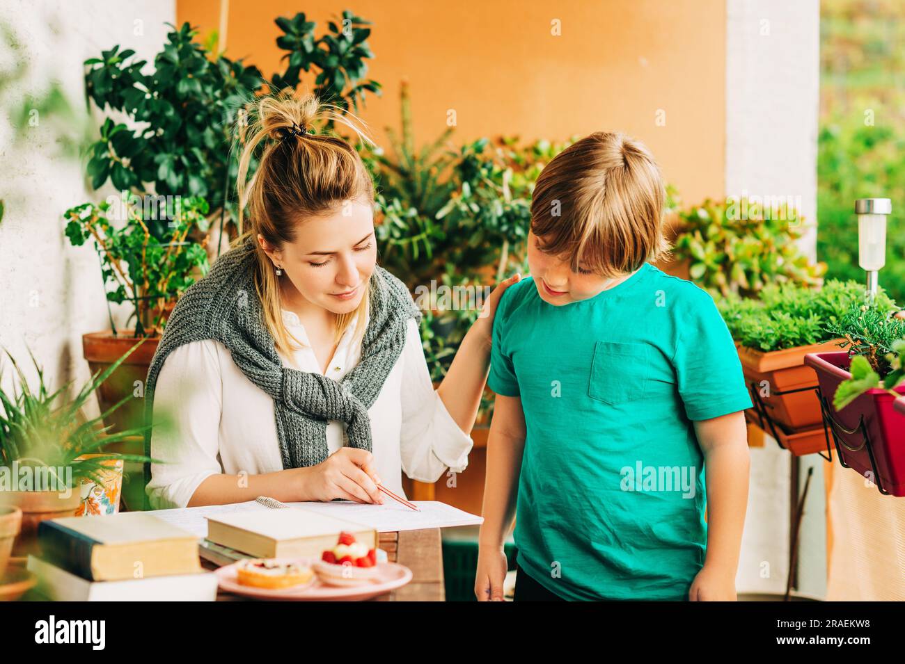 Girl helping boy homework hi-res stock photography and images - Alamy