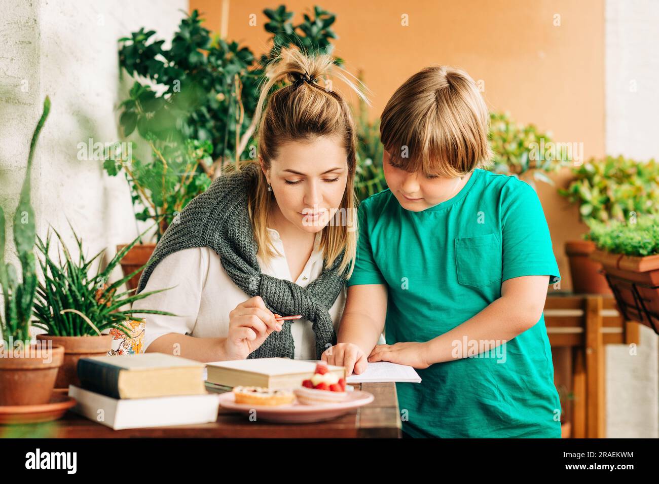 Girl helping boy homework hi-res stock photography and images - Alamy