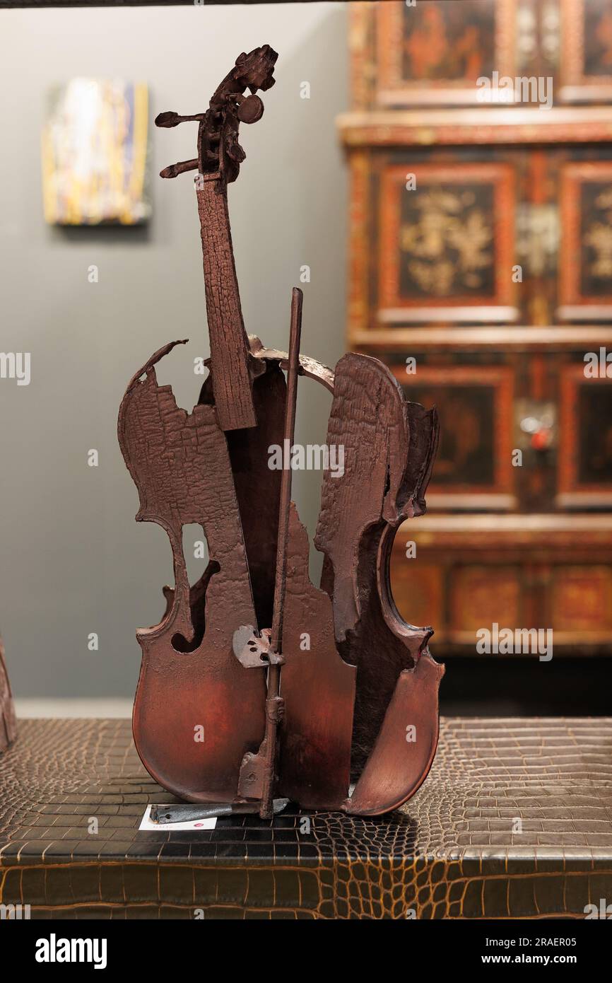 Broken violin string hi-res stock photography and images - Alamy
