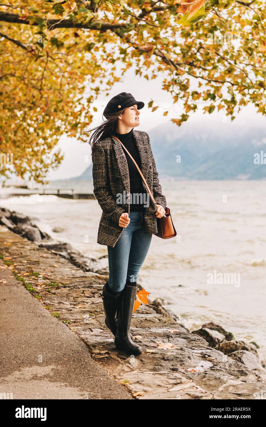 Outdoor full body fashion portrait of young beautiful fashionable woman ...