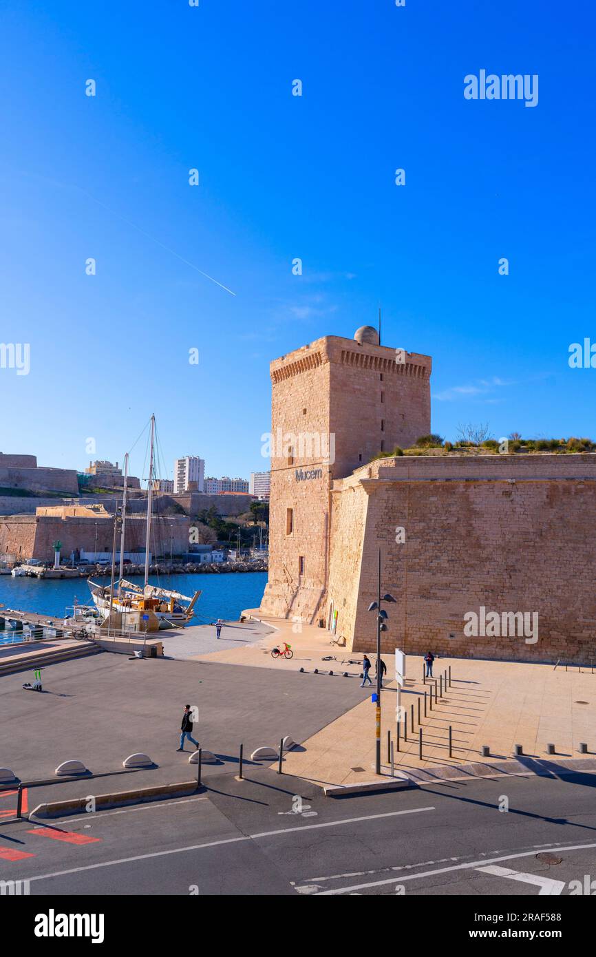 Tour du quai du port hi-res stock photography and images - Alamy