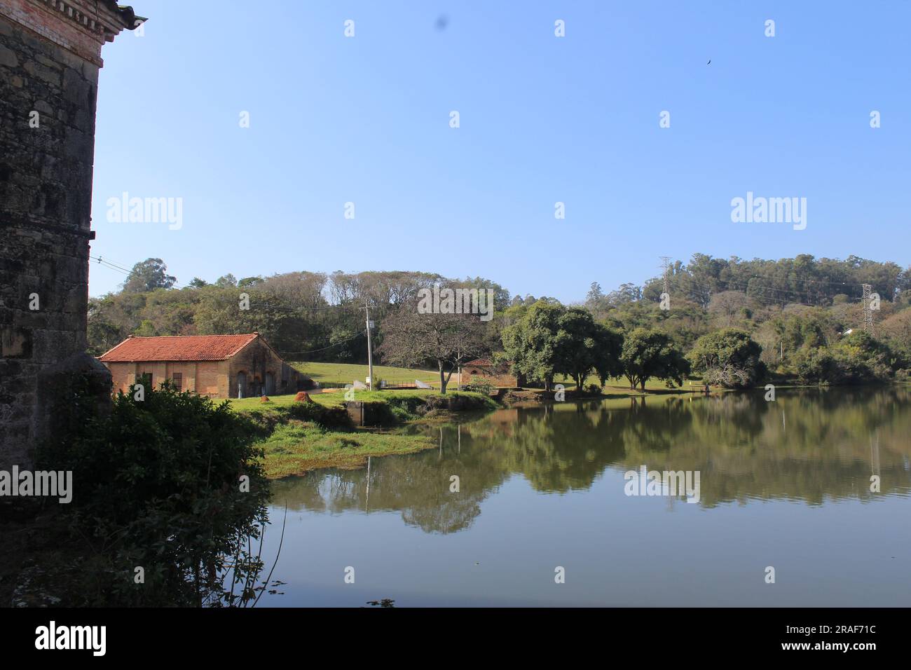 Beautiful images of a small dam in the interior of São Paulo, with ...