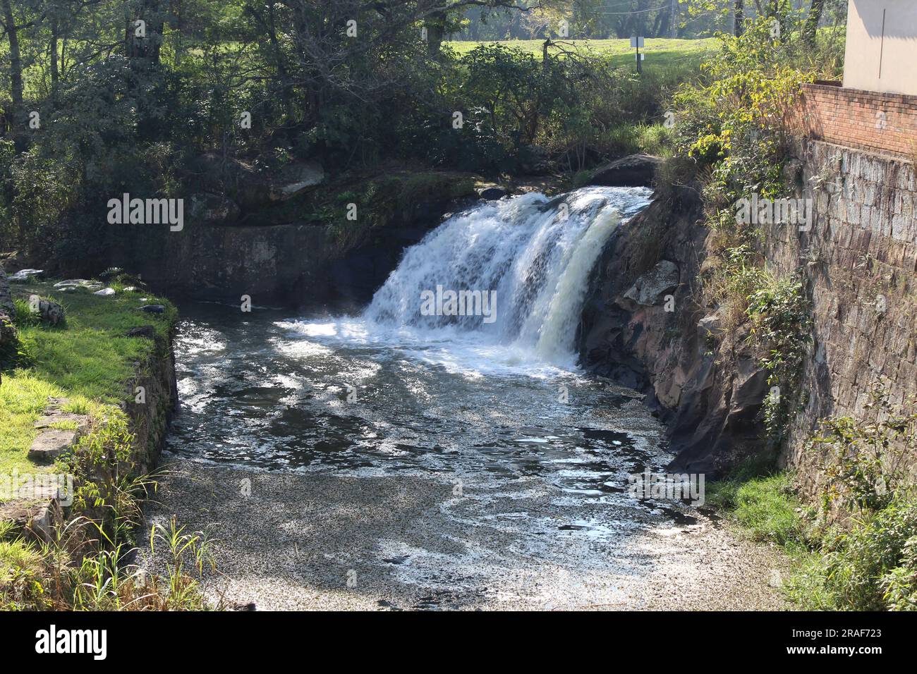 Beautiful images of a small dam in the interior of São Paulo, with ...