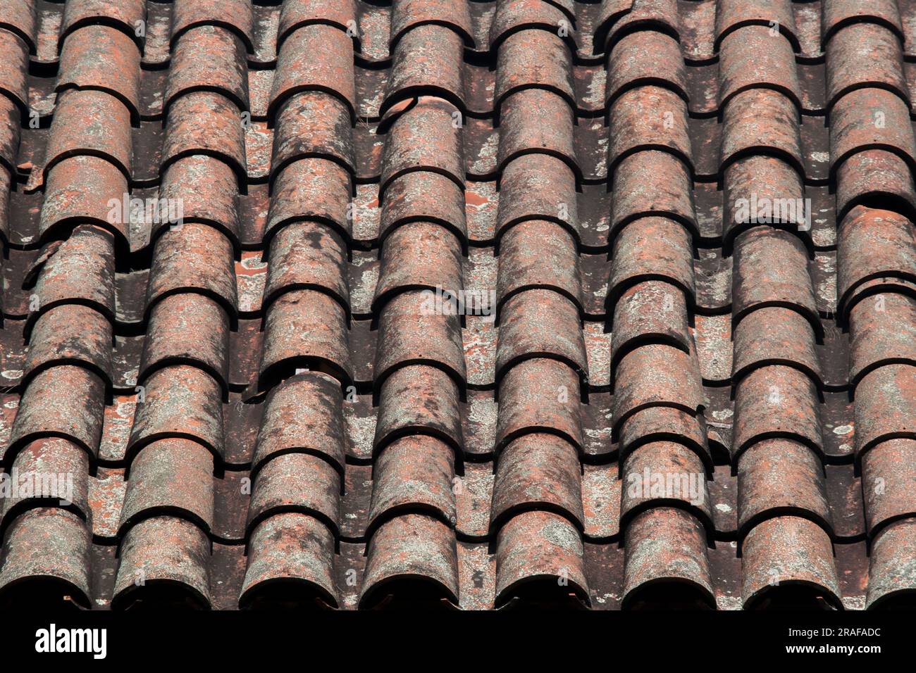 Architecture background. Closeup of a colonial tile roo Stock Photo - Alamy