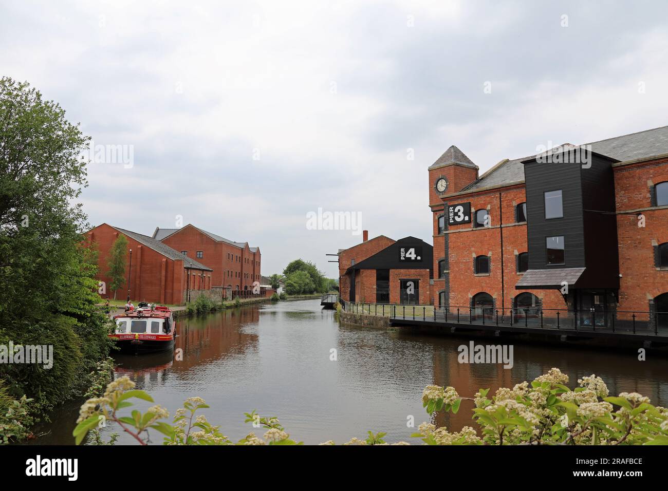 Wigan pier canal hi-res stock photography and images - Alamy