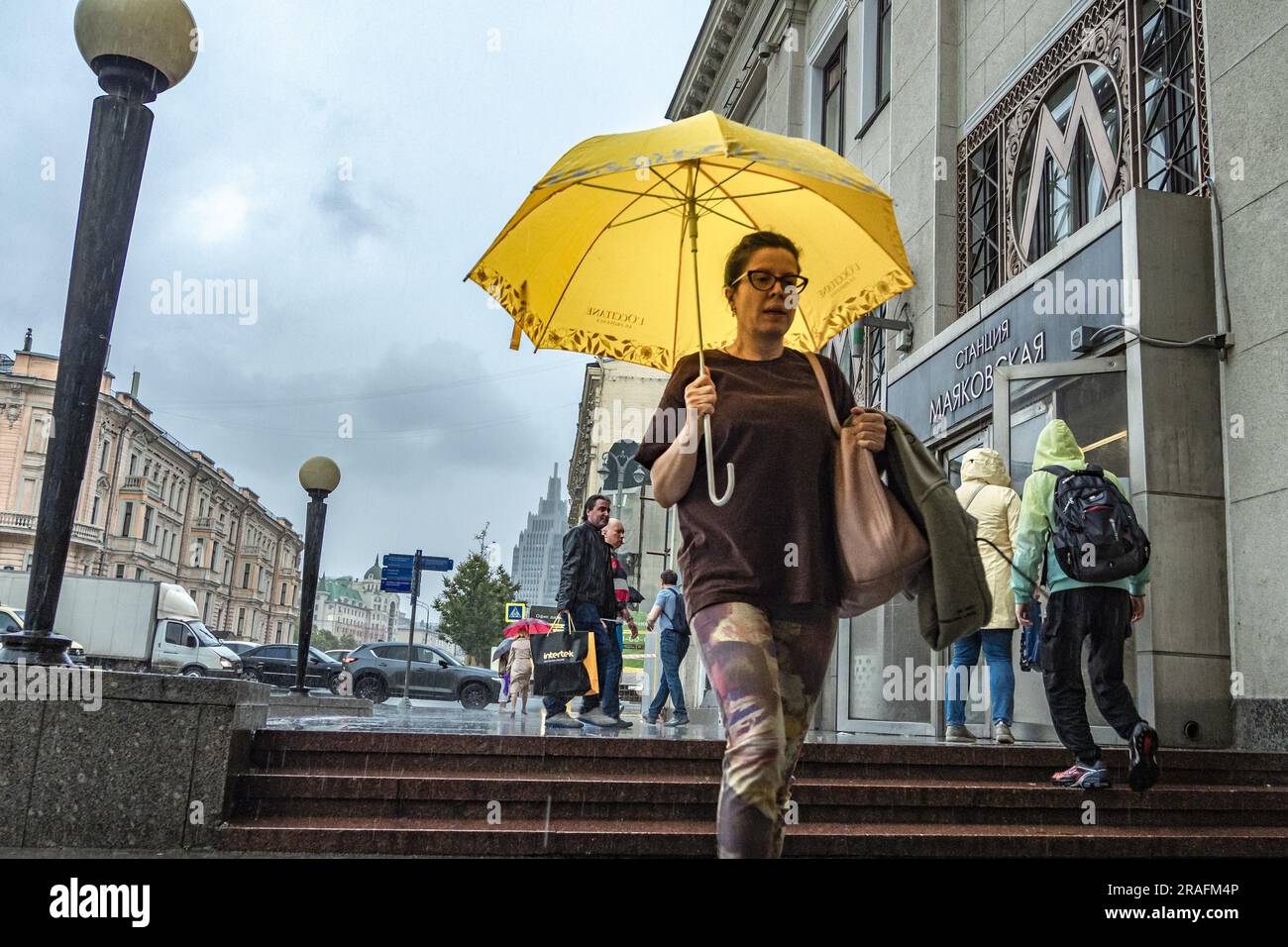 Russia, Moscow. Citizens in the rain Stock Photo - Alamy