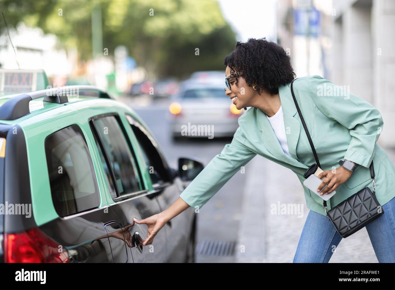 Business woman taking taxi hi-res stock photography and images - Alamy
