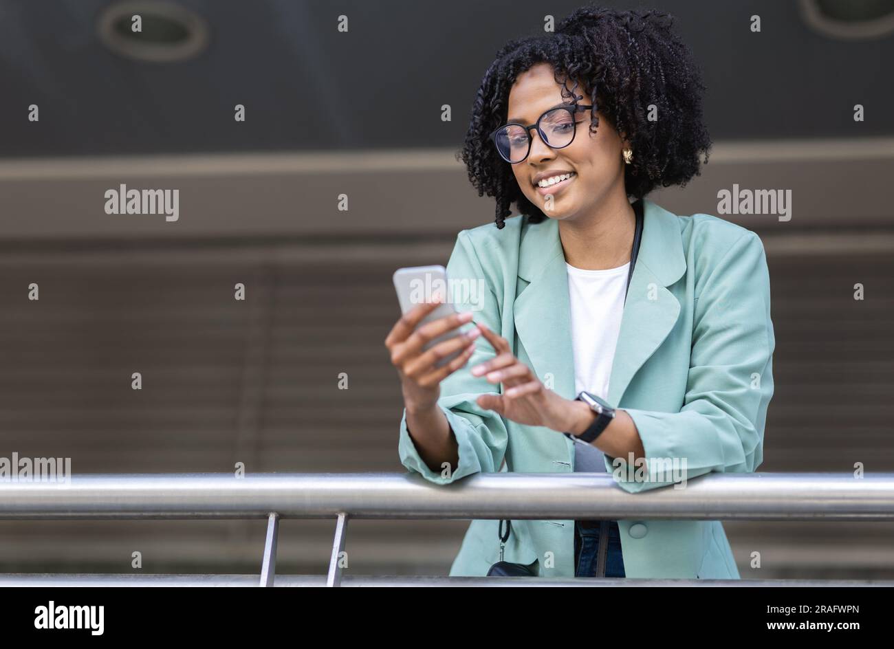 African woman next building hi-res stock photography and images - Alamy
