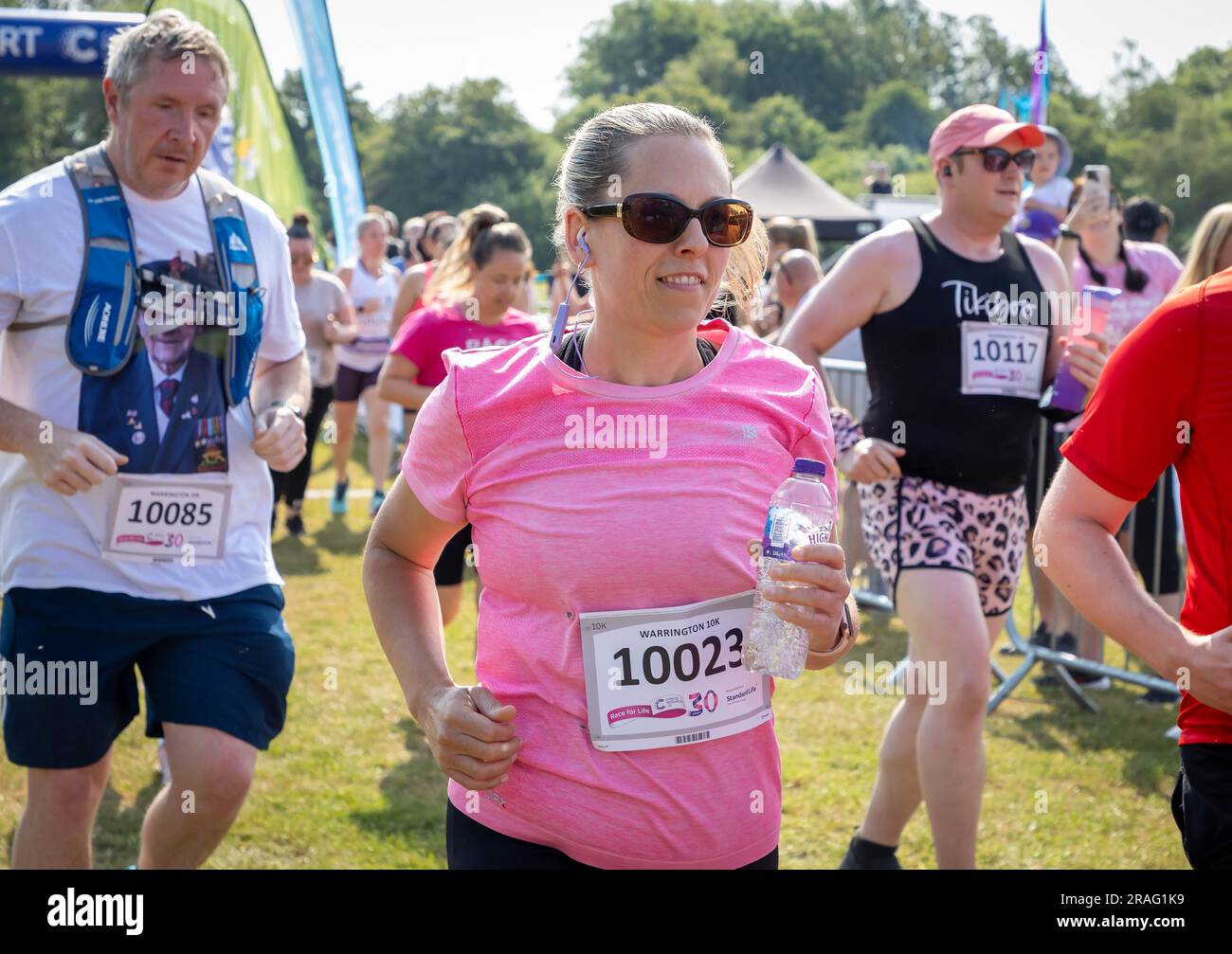 Race for Life in aid of Cancer Research. Hundreds of people dressed in ...