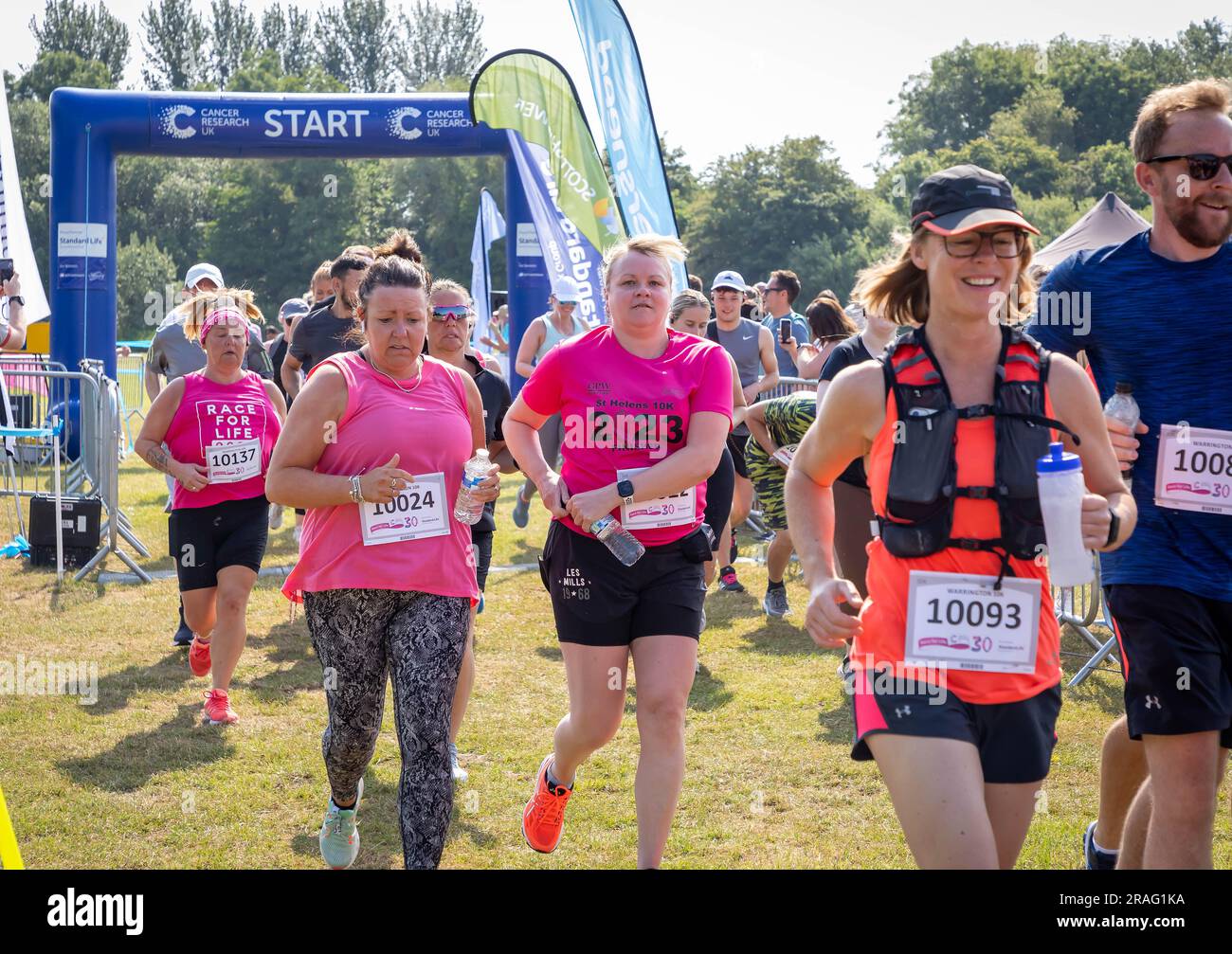 Race for Life in aid of Cancer Research. Hundreds of people dressed in ...
